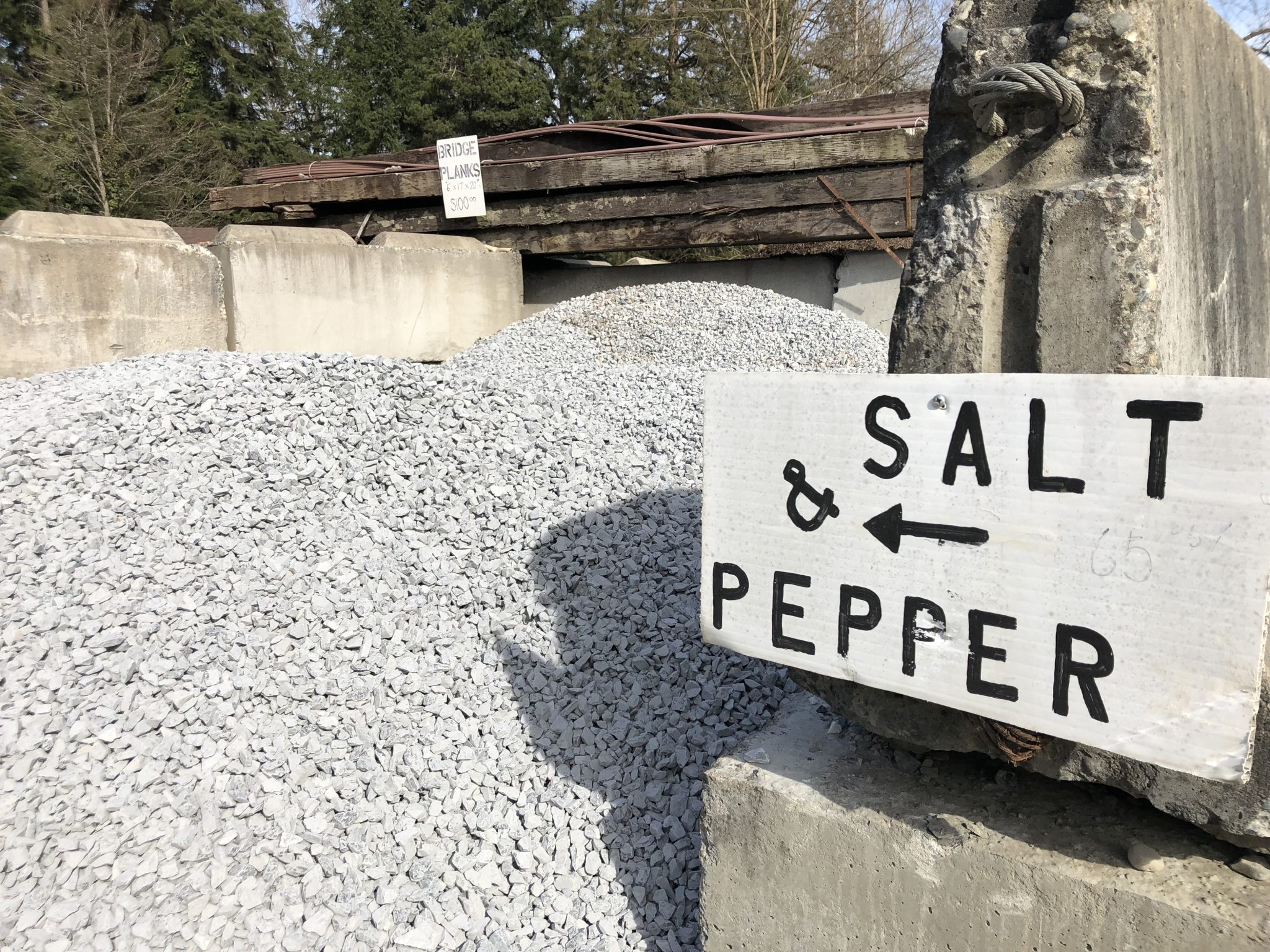 Salt & Pepper Rock 1 1/4″ – 3/8″ – Joes Landscaping Supplies